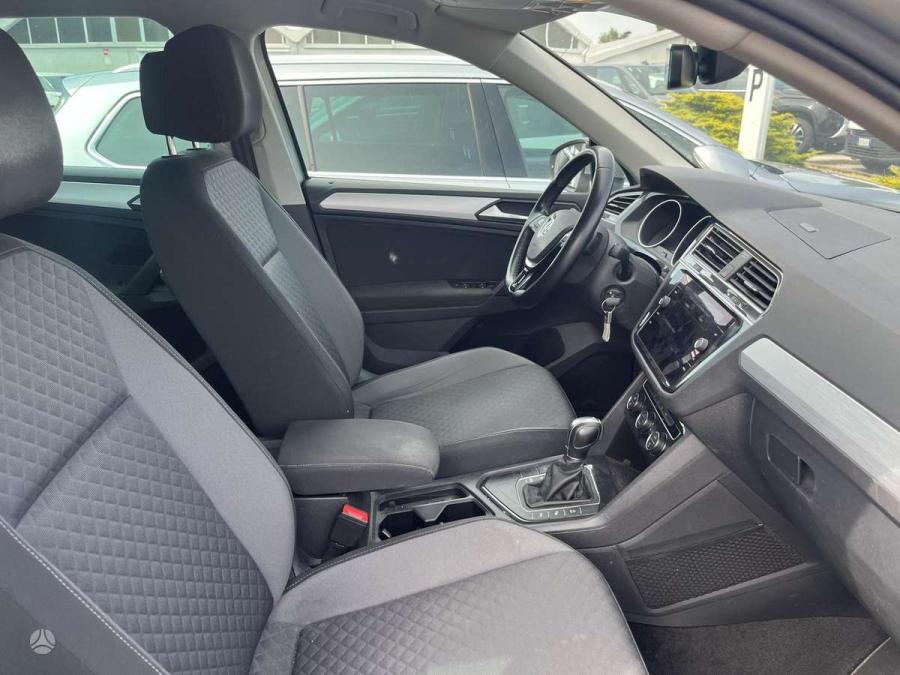 Grey Volkswagen Tiguan 2018 in Panevezys, with an engine capacity of 1.97 L and mileage of 156 thousand km for 16700 €, photo 11 on AUTOMOTO.COM.LV