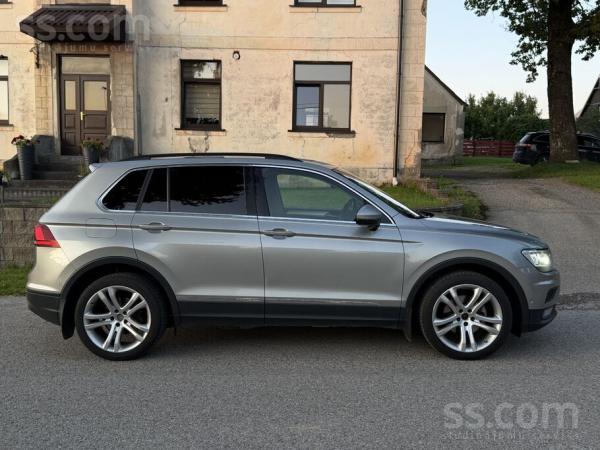 Grey Volkswagen Tiguan 2018 in Valmiera, with an engine capacity of 2.00 L and mileage of 392 thousand km for 9800 €, photo 3 on AUTOMOTO.COM.LV