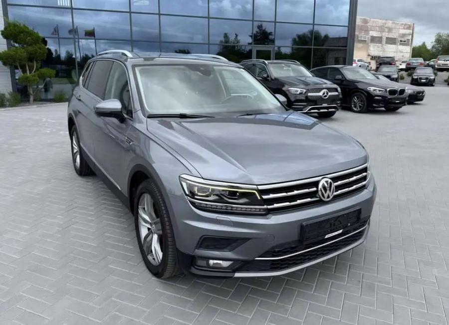Grey Volkswagen Tiguan 2018 in Telschi, with an engine capacity of 2.00 L and mileage of 253 thousand km for 15290 €, photo 1 on AUTOMOTO.COM.LV
