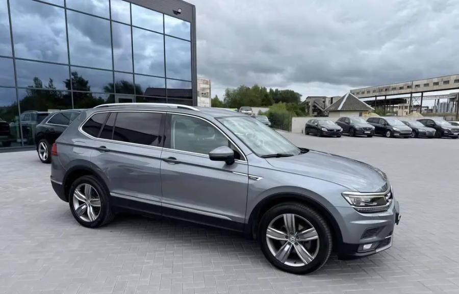 Grey Volkswagen Tiguan 2018 in Telschi, with an engine capacity of 2.00 L and mileage of 253 thousand km for 15290 €, photo 3 on AUTOMOTO.COM.LV