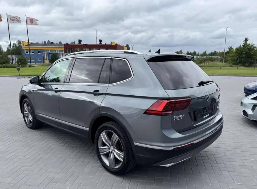 Grey Volkswagen Tiguan 2018 in Telschi, with an engine capacity of 2.00 L and mileage of 253 thousand km for 15290 €, photo 8 on AUTOMOTO.COM.LV
