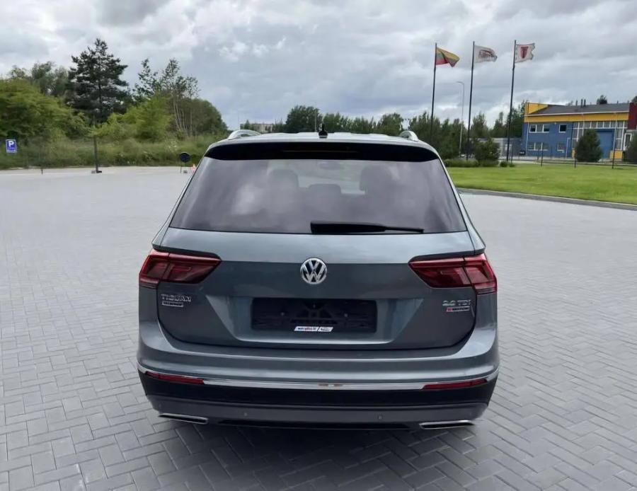 Grey Volkswagen Tiguan 2018 in Telschi, with an engine capacity of 2.00 L and mileage of 253 thousand km for 15290 €, photo 9 on AUTOMOTO.COM.LV
