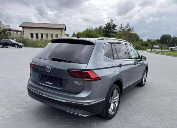 Grey Volkswagen Tiguan 2018 in Telschi, with an engine capacity of 2.00 L and mileage of 253 thousand km for 15290 €, photo 9 on AUTOMOTO.COM.LV