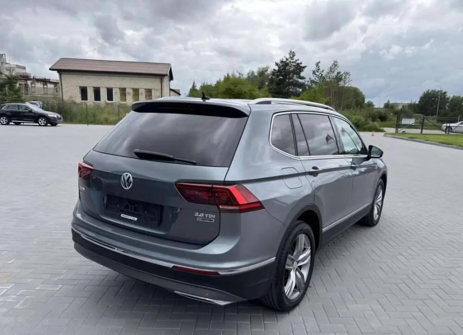 Grey Volkswagen Tiguan 2018 in Telschi, with an engine capacity of 2.00 L and mileage of 253 thousand km for 15290 €, photo 10 on AUTOMOTO.COM.LV