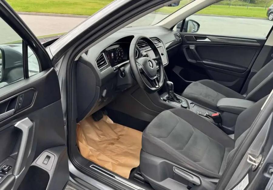 Grey Volkswagen Tiguan 2018 in Telschi, with an engine capacity of 2.00 L and mileage of 253 thousand km for 15290 €, photo 12 on AUTOMOTO.COM.LV