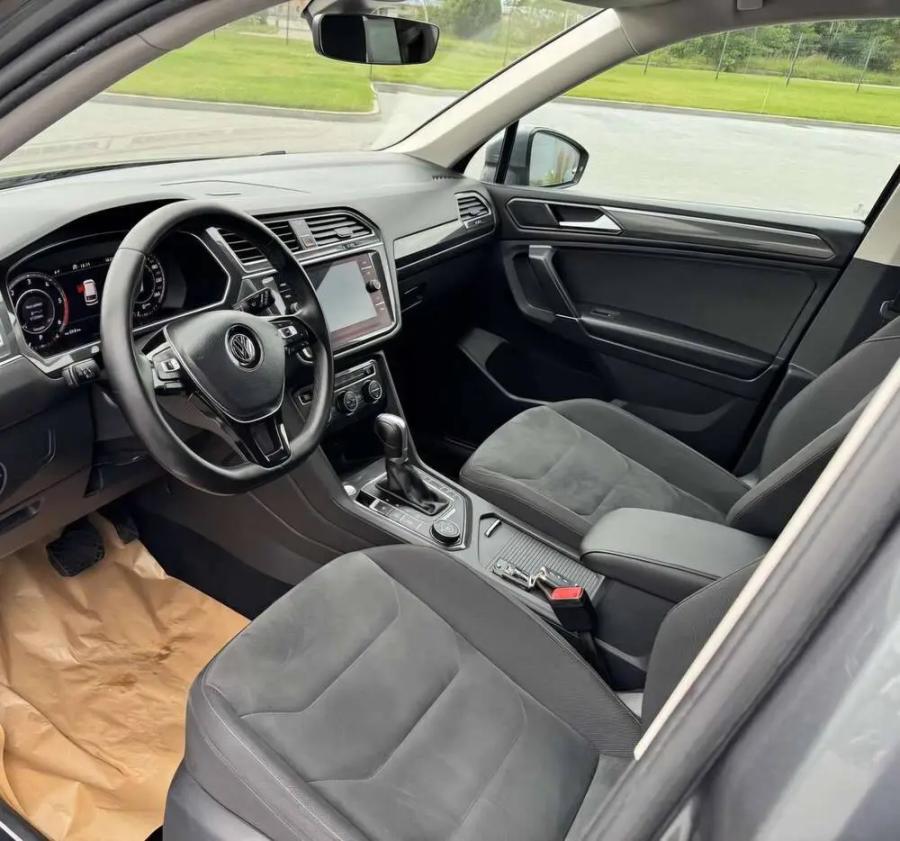 Grey Volkswagen Tiguan 2018 in Telschi, with an engine capacity of 2.00 L and mileage of 253 thousand km for 15290 €, photo 13 on AUTOMOTO.COM.LV