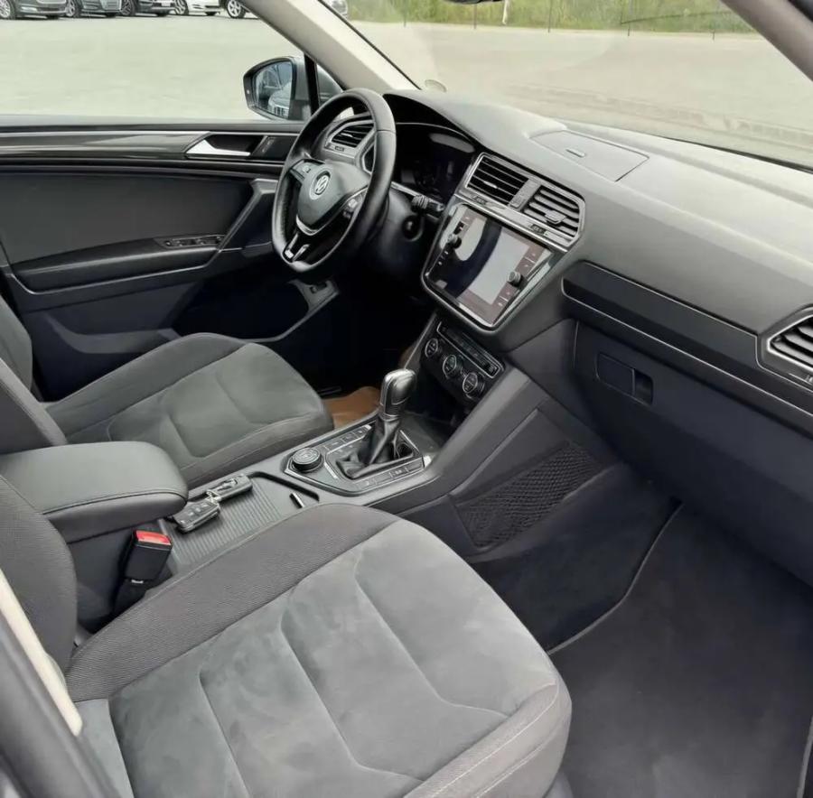 Grey Volkswagen Tiguan 2018 in Telschi, with an engine capacity of 2.00 L and mileage of 253 thousand km for 15290 €, photo 14 on AUTOMOTO.COM.LV
