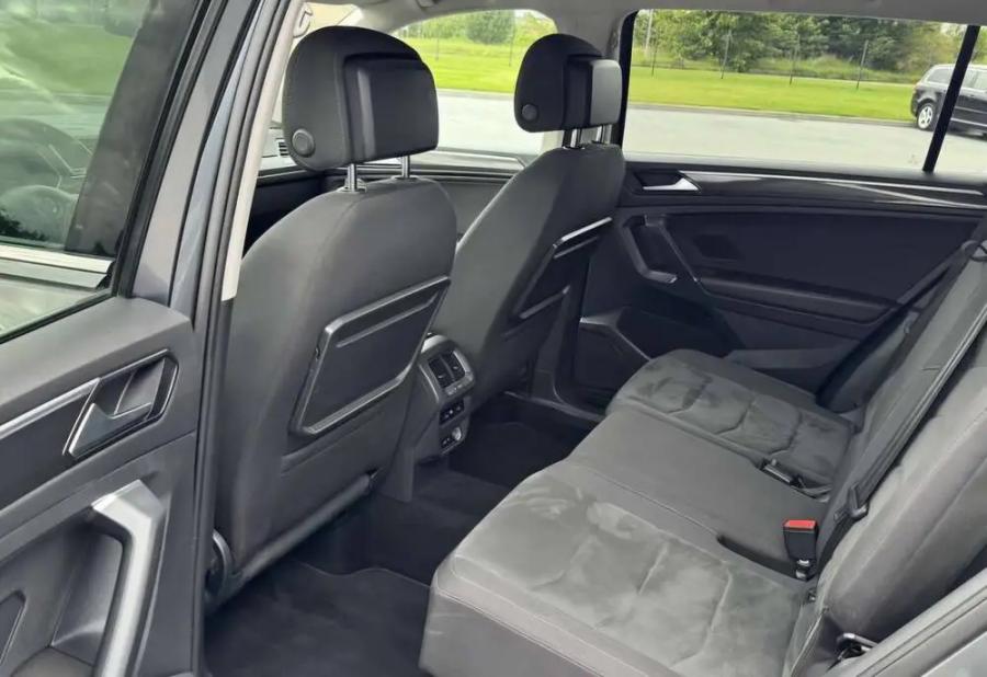Grey Volkswagen Tiguan 2018 in Telschi, with an engine capacity of 2.00 L and mileage of 253 thousand km for 15290 €, photo 15 on AUTOMOTO.COM.LV