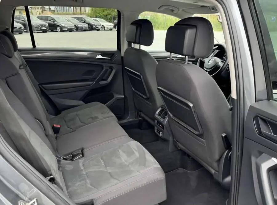 Grey Volkswagen Tiguan 2018 in Telschi, with an engine capacity of 2.00 L and mileage of 253 thousand km for 15290 €, photo 16 on AUTOMOTO.COM.LV