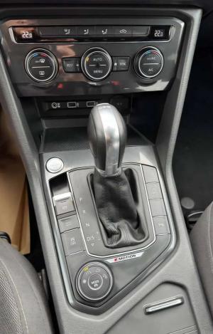 Grey Volkswagen Tiguan 2018 in Telschi, with an engine capacity of 2.00 L and mileage of 253 thousand km for 15290 €, photo 30 on AUTOMOTO.COM.LV