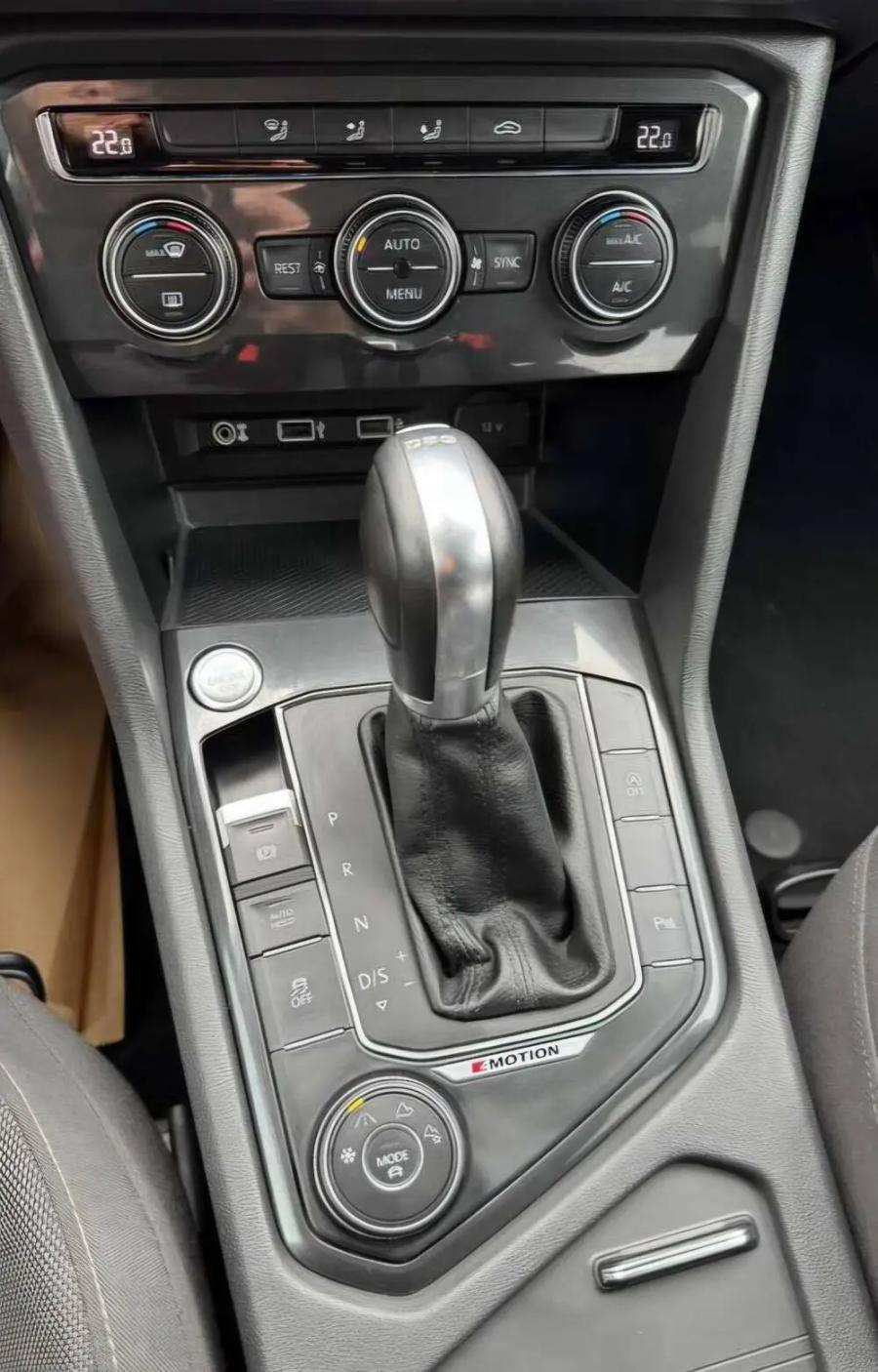 Grey Volkswagen Tiguan 2018 in Telschi, with an engine capacity of 2.00 L and mileage of 253 thousand km for 15290 €, photo 30 on AUTOMOTO.COM.LV