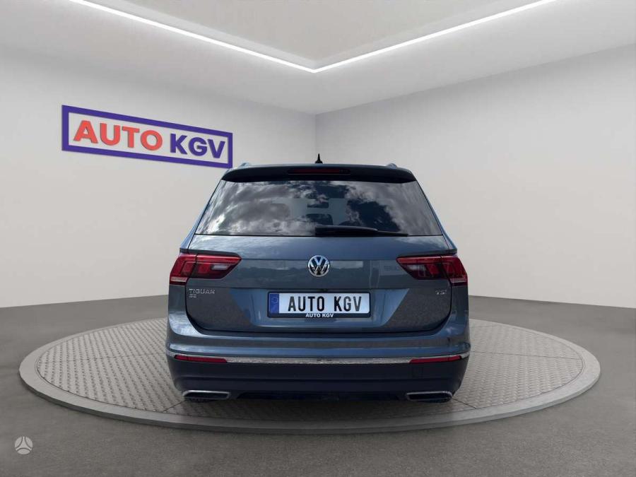 Grey Volkswagen Tiguan 2018 in Kaunas, with an engine capacity of 2.00 L and mileage of 295 thousand km for 14999 €, photo 5 on AUTOMOTO.COM.LV