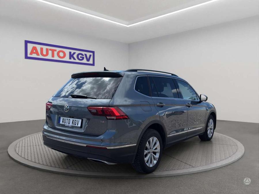 Grey Volkswagen Tiguan 2018 in Kaunas, with an engine capacity of 2.00 L and mileage of 295 thousand km for 14999 €, photo 6 on AUTOMOTO.COM.LV