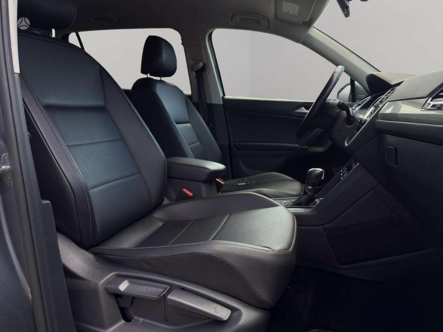 Grey Volkswagen Tiguan 2018 in Kaunas, with an engine capacity of 2.00 L and mileage of 295 thousand km for 14999 €, photo 9 on AUTOMOTO.COM.LV
