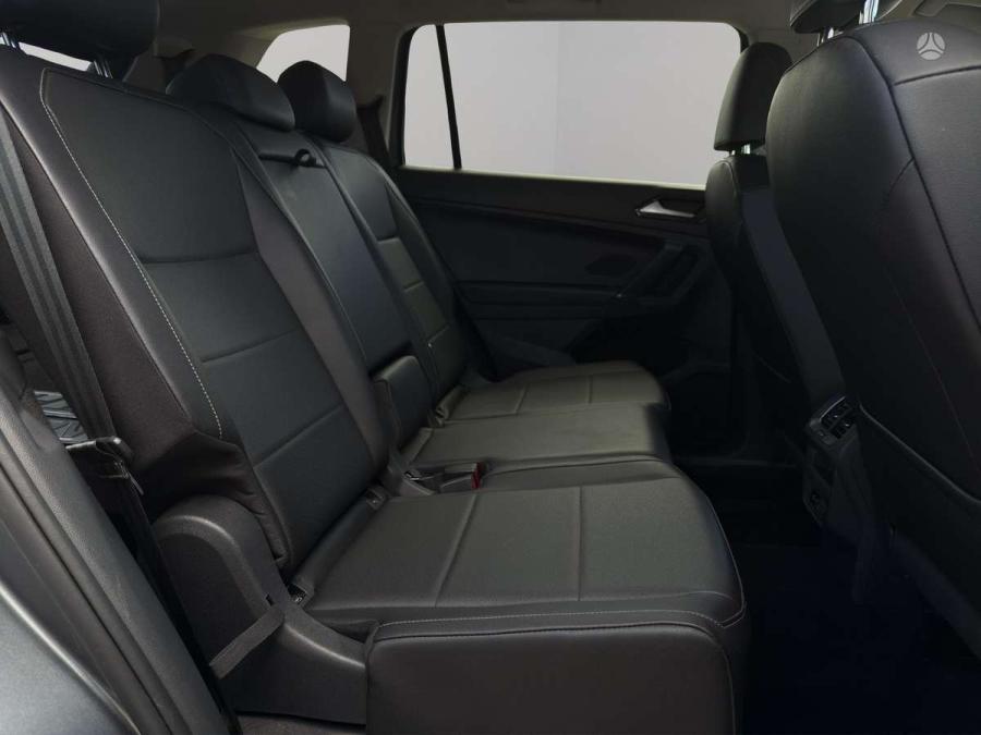 Grey Volkswagen Tiguan 2018 in Kaunas, with an engine capacity of 2.00 L and mileage of 295 thousand km for 14999 €, photo 10 on AUTOMOTO.COM.LV