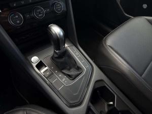 Grey Volkswagen Tiguan 2018 in Kaunas, with an engine capacity of 2.00 L and mileage of 295 thousand km for 14999 €, photo 16 on AUTOMOTO.COM.LV