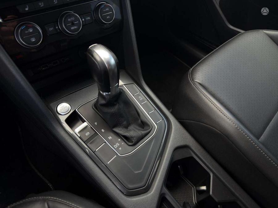 Grey Volkswagen Tiguan 2018 in Kaunas, with an engine capacity of 2.00 L and mileage of 295 thousand km for 14999 €, photo 16 on AUTOMOTO.COM.LV