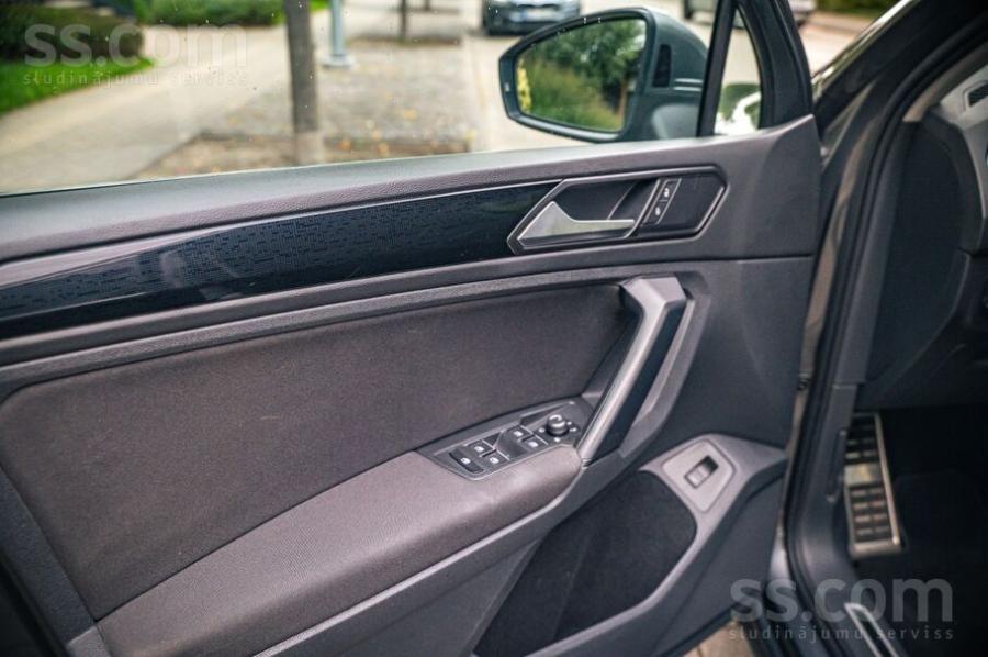 Grey Volkswagen Tiguan 2018 in Riga, with an engine capacity of 1.40 L and mileage of 176 thousand km for 14990 €, photo 21 on AUTOMOTO.COM.LV