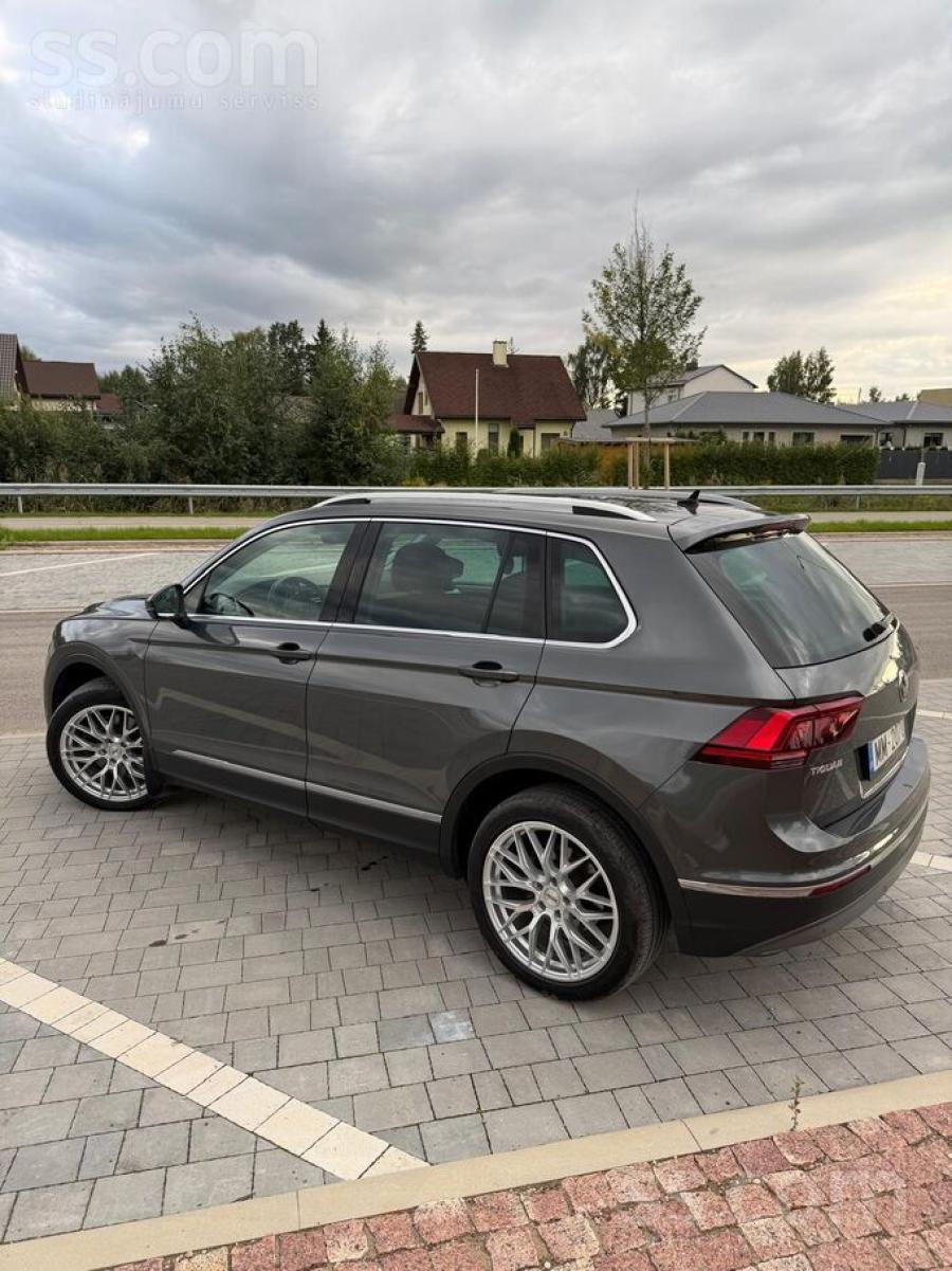 Grey Volkswagen Tiguan 2018 in Jelgava, with an engine capacity of 2.00 L and mileage of 170 thousand km for 18500 €, photo 5 on AUTOMOTO.COM.LV
