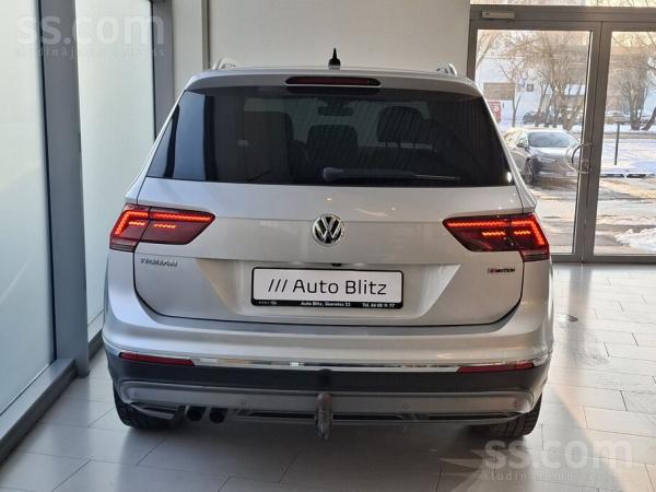 Grey Volkswagen Tiguan 2019 in Riga, with an engine capacity of 2.00 L and mileage of 163 thousand km for 20900 €, photo 3 on AUTOMOTO.COM.LV