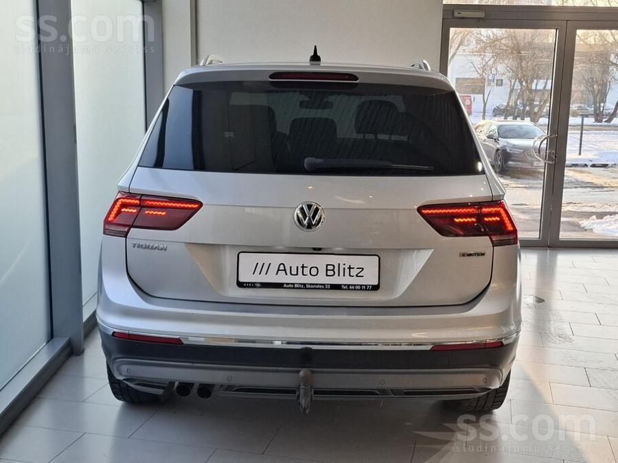 Grey Volkswagen Tiguan 2019 in Riga, with an engine capacity of 2.00 L and mileage of 163 thousand km for 20900 €, photo 3 on AUTOMOTO.COM.LV