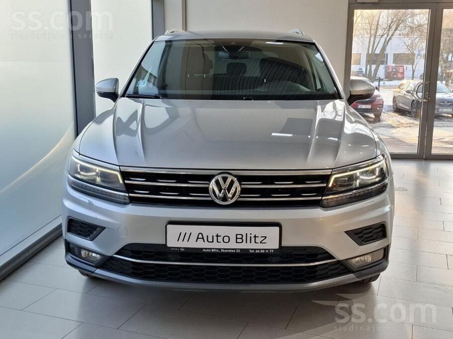 Grey Volkswagen Tiguan 2019 in Riga, with an engine capacity of 2.00 L and mileage of 163 thousand km for 20900 €, photo 4 on AUTOMOTO.COM.LV