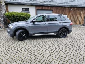 Grey Volkswagen Tiguan 2019 in Utena, with an engine capacity of 1.97 L and mileage of 266 thousand km for 14999 €, photo 4 on AUTOMOTO.COM.LV