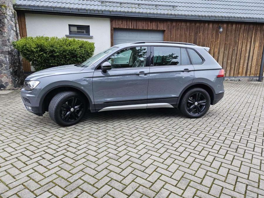 Grey Volkswagen Tiguan 2019 in Utena, with an engine capacity of 1.97 L and mileage of 266 thousand km for 14999 €, photo 4 on AUTOMOTO.COM.LV