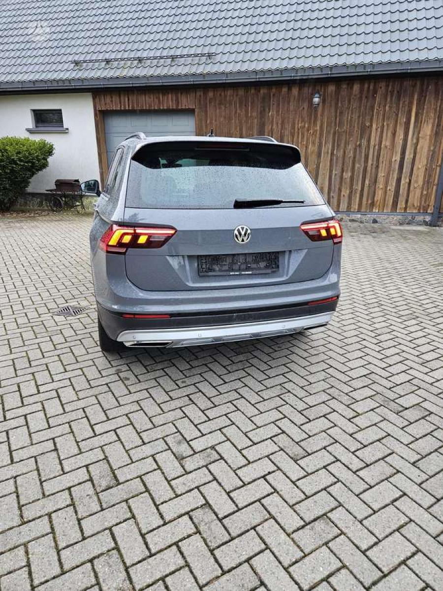 Grey Volkswagen Tiguan 2019 in Utena, with an engine capacity of 1.97 L and mileage of 266 thousand km for 14999 €, photo 10 on AUTOMOTO.COM.LV