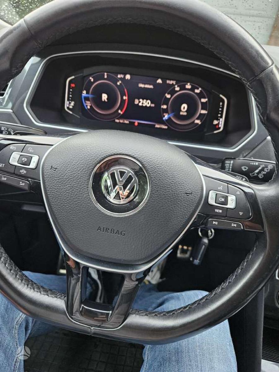Grey Volkswagen Tiguan 2019 in Utena, with an engine capacity of 1.97 L and mileage of 266 thousand km for 14999 €, photo 18 on AUTOMOTO.COM.LV