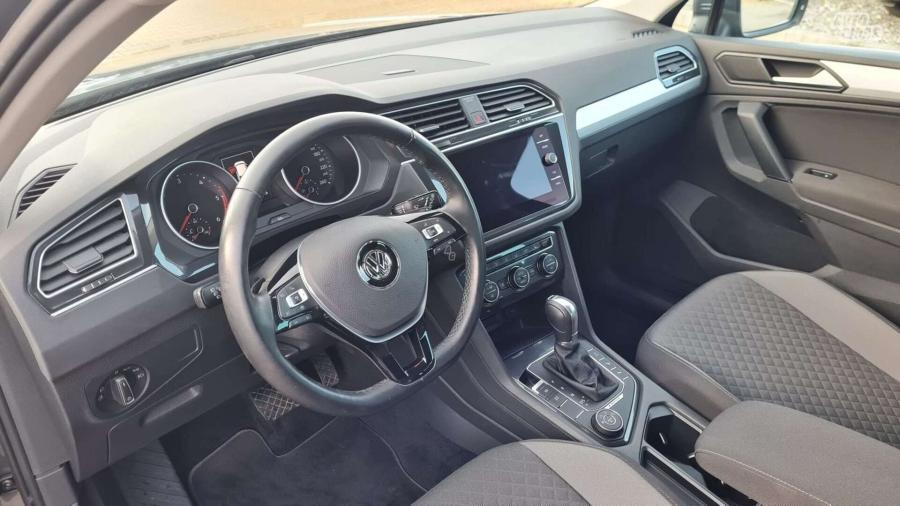 Grey Volkswagen Tiguan 2019 in Kaunas, with an engine capacity of 2.00 L and mileage of 74 thousand km for 27426 €, photo 6 on AUTOMOTO.COM.LV