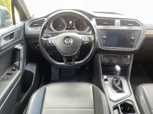 Grey Volkswagen Tiguan 2019 in Vilnius, with an engine capacity of 2.00 L and mileage of 72 thousand km for 15900 €, photo 22 on AUTOMOTO.COM.LV