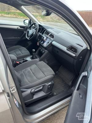 Grey Volkswagen Tiguan 2019 in Kelme, with an engine capacity of 2.00 L and mileage of 352 thousand km for 17250 €, photo 12 on AUTOMOTO.COM.LV