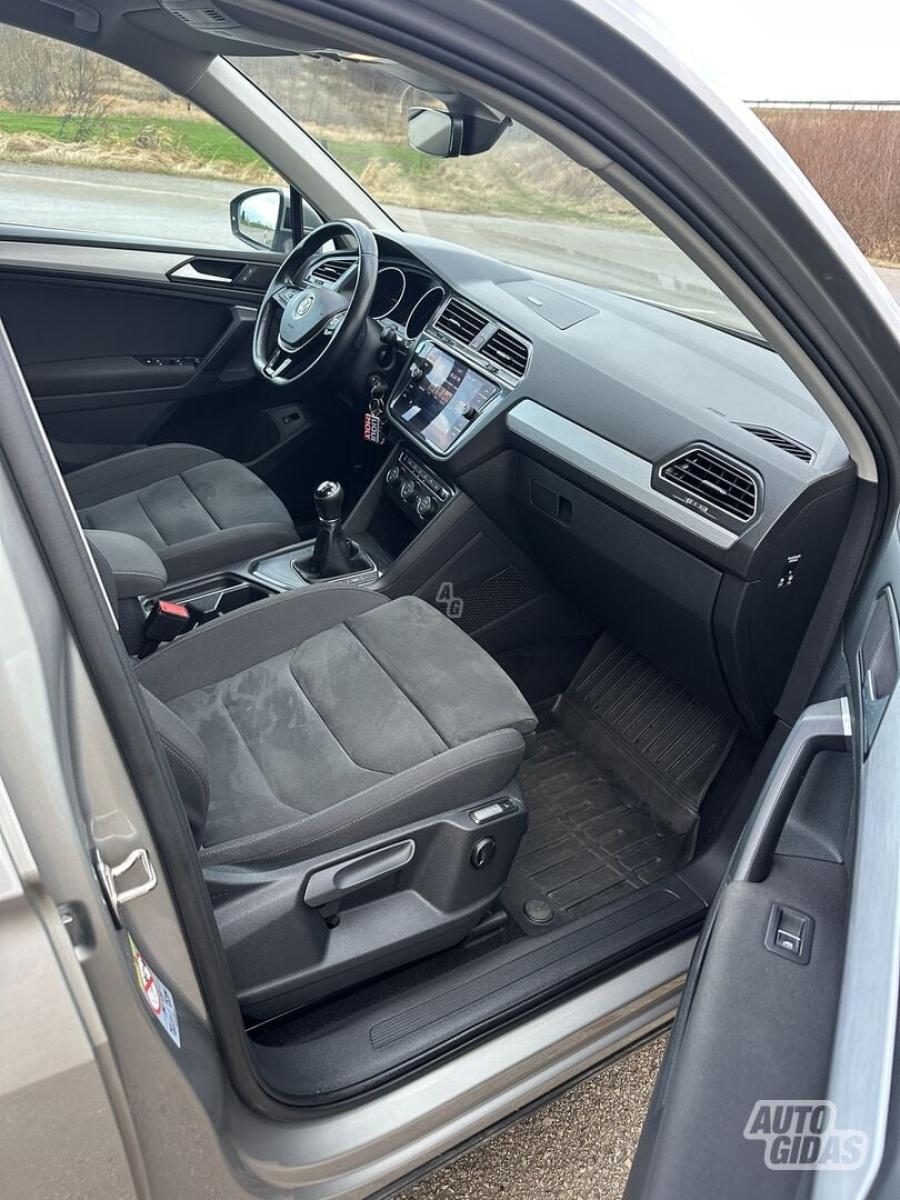 Grey Volkswagen Tiguan 2019 in Kelme, with an engine capacity of 2.00 L and mileage of 352 thousand km for 17250 €, photo 12 on AUTOMOTO.COM.LV