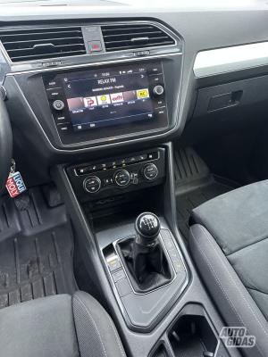Grey Volkswagen Tiguan 2019 in Kelme, with an engine capacity of 2.00 L and mileage of 352 thousand km for 17250 €, photo 17 on AUTOMOTO.COM.LV