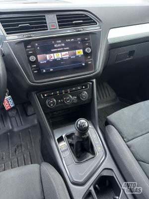 Grey Volkswagen Tiguan 2019 in Kelme, with an engine capacity of 2.00 L and mileage of 352 thousand km for 17250 €, photo 17 on AUTOMOTO.COM.LV
