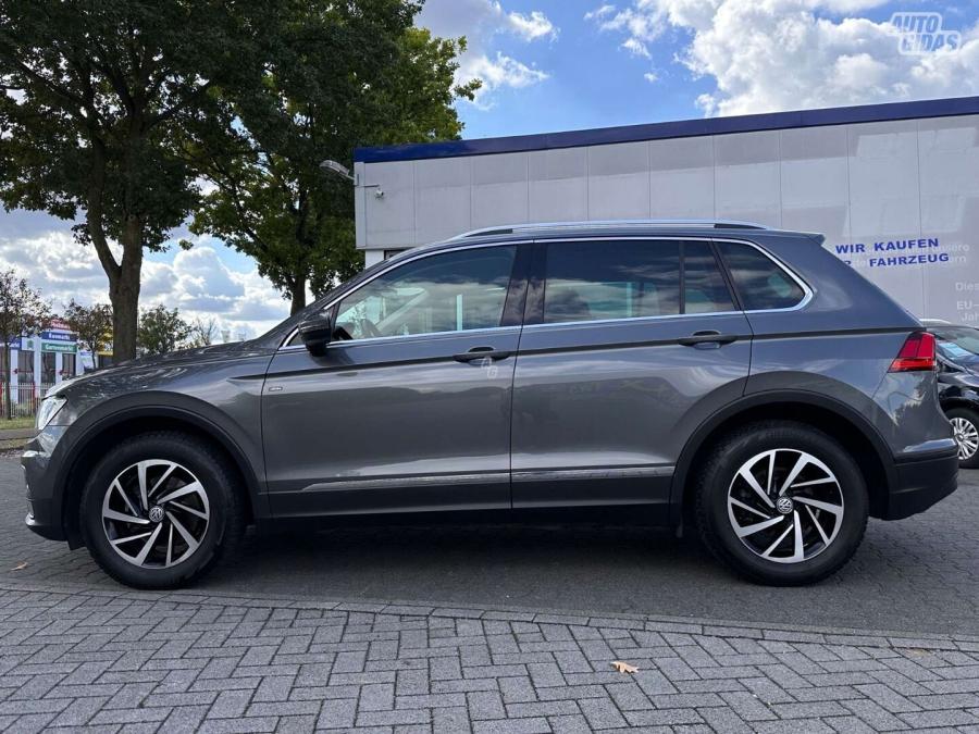 Grey Volkswagen Tiguan 2019 in Kaunas, with an engine capacity of 1.50 L and mileage of 42 thousand km for 27549 €, photo 1 on AUTOMOTO.COM.LV