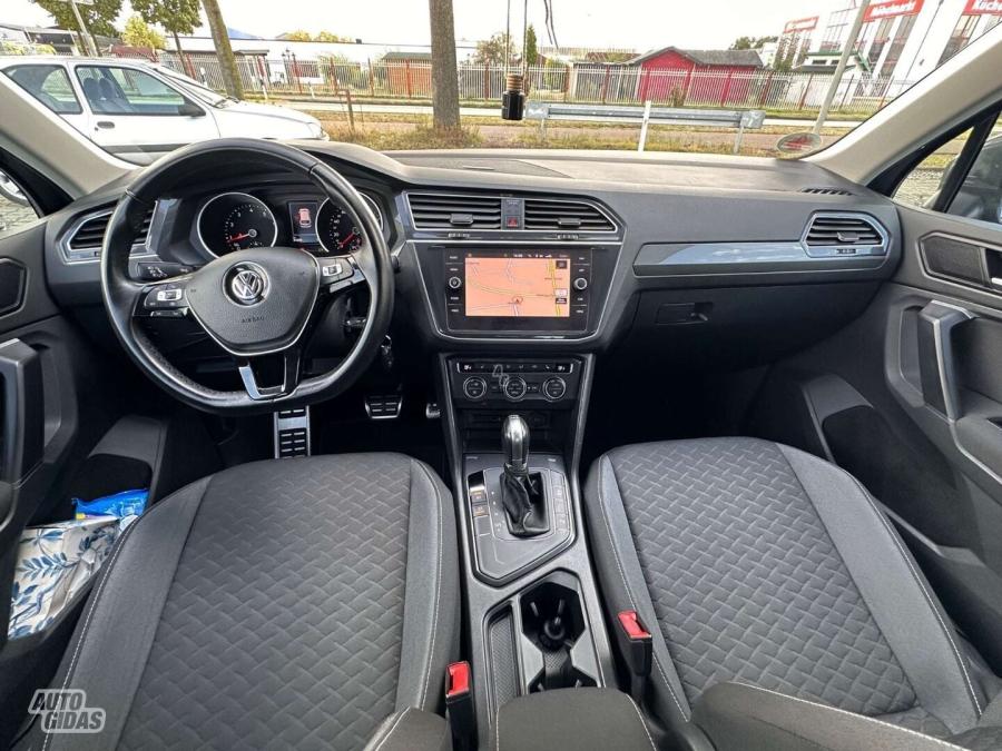Grey Volkswagen Tiguan 2019 in Kaunas, with an engine capacity of 1.50 L and mileage of 42 thousand km for 27549 €, photo 4 on AUTOMOTO.COM.LV