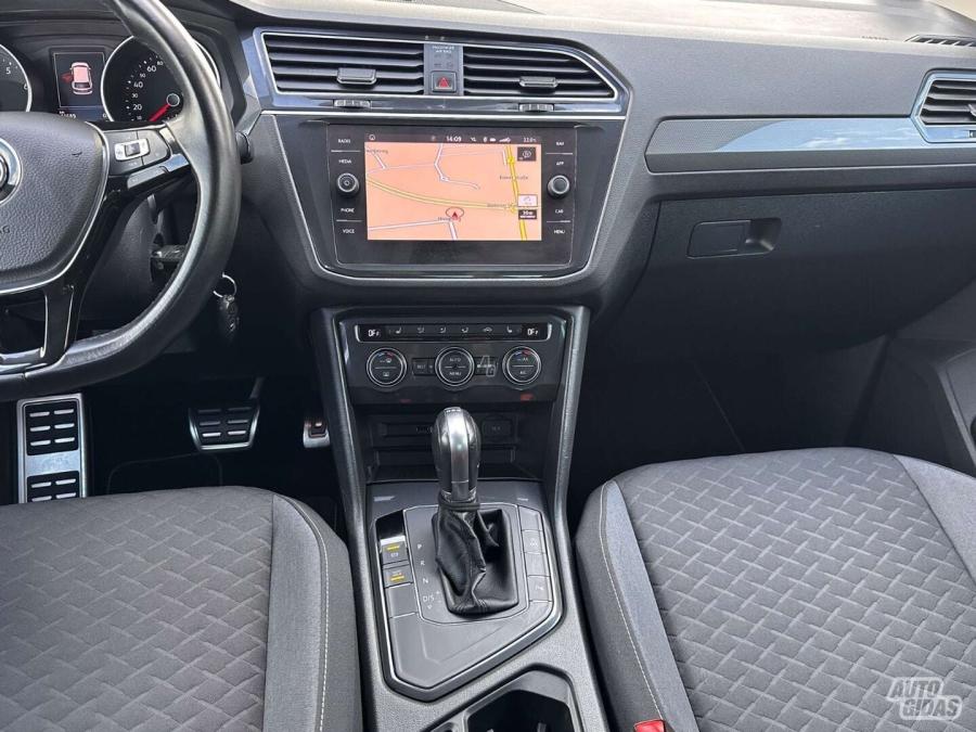 Grey Volkswagen Tiguan 2019 in Kaunas, with an engine capacity of 1.50 L and mileage of 42 thousand km for 27549 €, photo 6 on AUTOMOTO.COM.LV