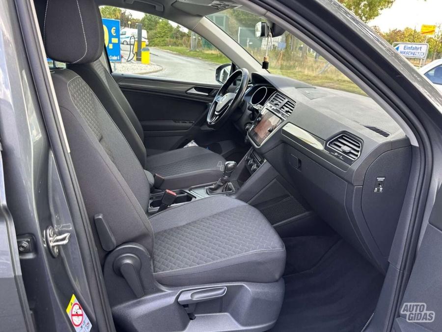 Grey Volkswagen Tiguan 2019 in Kaunas, with an engine capacity of 1.50 L and mileage of 42 thousand km for 27549 €, photo 8 on AUTOMOTO.COM.LV