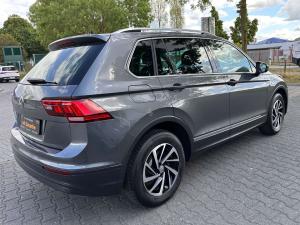 Grey Volkswagen Tiguan 2019 in Kaunas, with an engine capacity of 1.50 L and mileage of 42 thousand km for 27549 €, photo 26 on AUTOMOTO.COM.LV