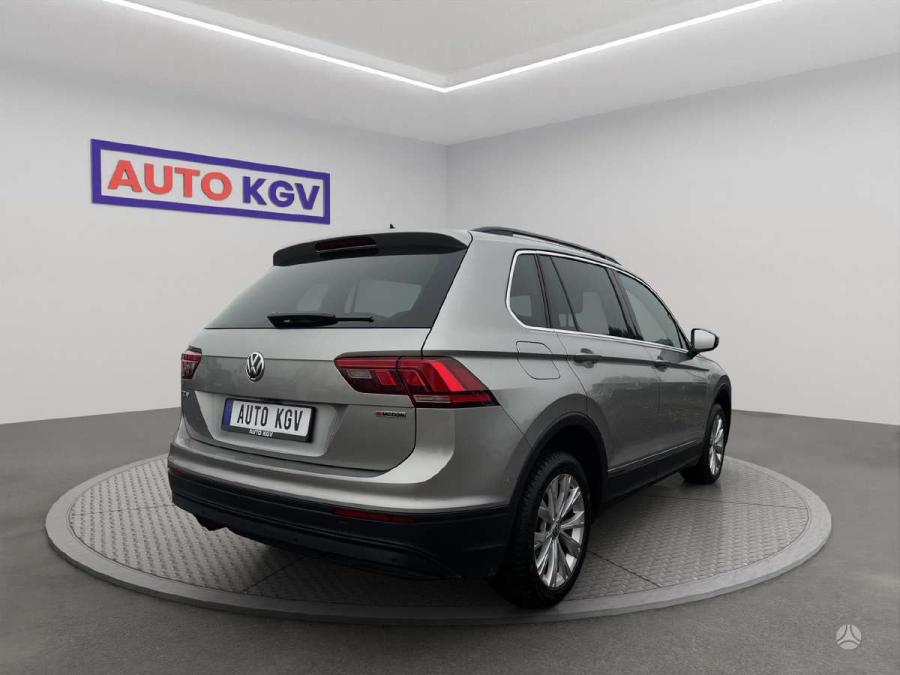 Grey Volkswagen Tiguan 2019 in Vilnius, with an engine capacity of 2.00 L and mileage of 57 thousand km for 21999 €, photo 3 on AUTOMOTO.COM.LV