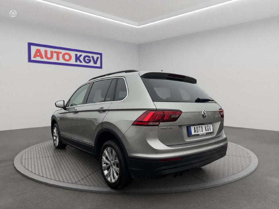 Grey Volkswagen Tiguan 2019 in Vilnius, with an engine capacity of 2.00 L and mileage of 57 thousand km for 21999 €, photo 4 on AUTOMOTO.COM.LV