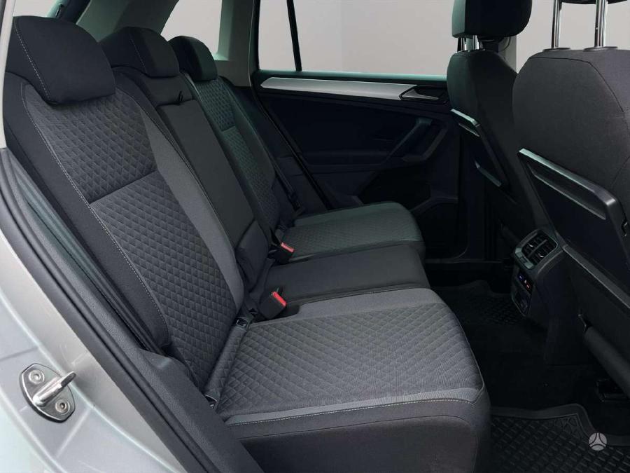 Grey Volkswagen Tiguan 2019 in Vilnius, with an engine capacity of 2.00 L and mileage of 57 thousand km for 21999 €, photo 8 on AUTOMOTO.COM.LV
