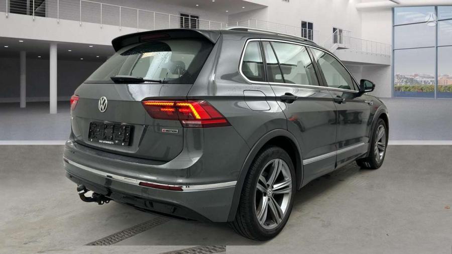 Grey Volkswagen Tiguan 2019 in Marijampole, with an engine capacity of 1.97 L and mileage of 211 thousand km for 20200 €, photo 3 on AUTOMOTO.COM.LV