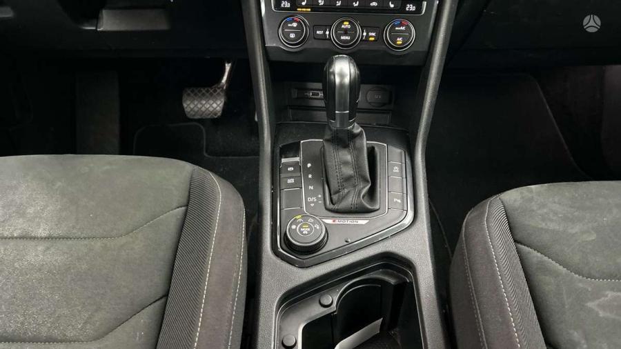 Grey Volkswagen Tiguan 2019 in Marijampole, with an engine capacity of 1.97 L and mileage of 211 thousand km for 20200 €, photo 8 on AUTOMOTO.COM.LV