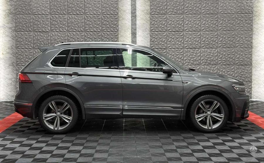 Grey Volkswagen Tiguan 2019 in Kaunas, with an engine capacity of 1.97 L and mileage of 142 thousand km for 22800 €, photo 10 on AUTOMOTO.COM.LV