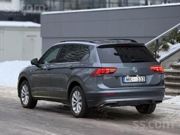 Grey Volkswagen Tiguan 2019 in Riga, with an engine capacity of 1.50 L and mileage of 159 thousand km for 16950 €, photo 3 on AUTOMOTO.COM.LV