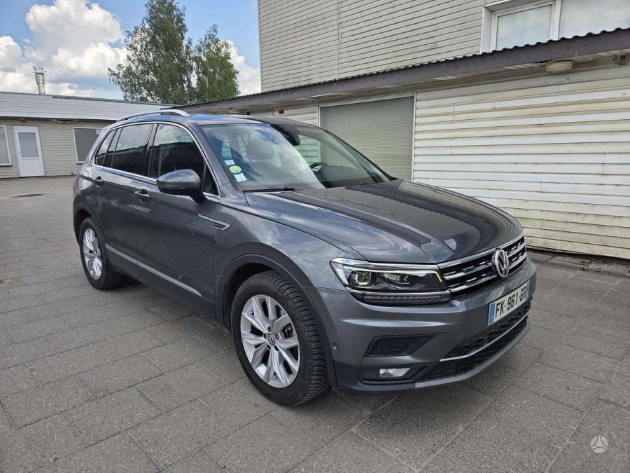Grey Volkswagen Tiguan 2019 in Vilnius, with an engine capacity of 1.97 L and mileage of 215 thousand km for 16500 €, photo 4 on AUTOMOTO.COM.LV