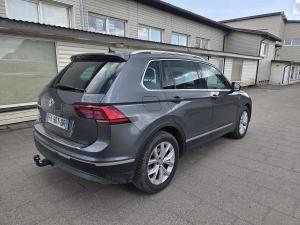 Grey Volkswagen Tiguan 2019 in Vilnius, with an engine capacity of 1.97 L and mileage of 215 thousand km for 16500 €, photo 5 on AUTOMOTO.COM.LV